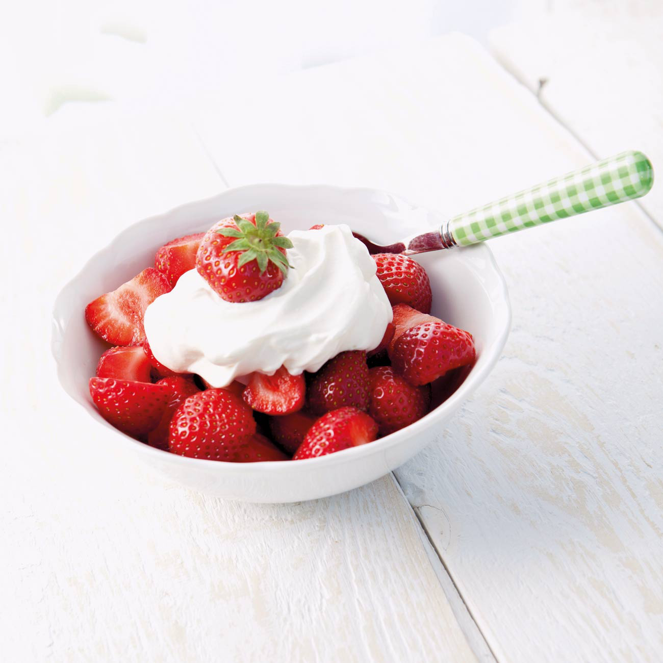 Berryworld Strawberries & Fresh Vanilla Bean Cream Recipe | Woolworths